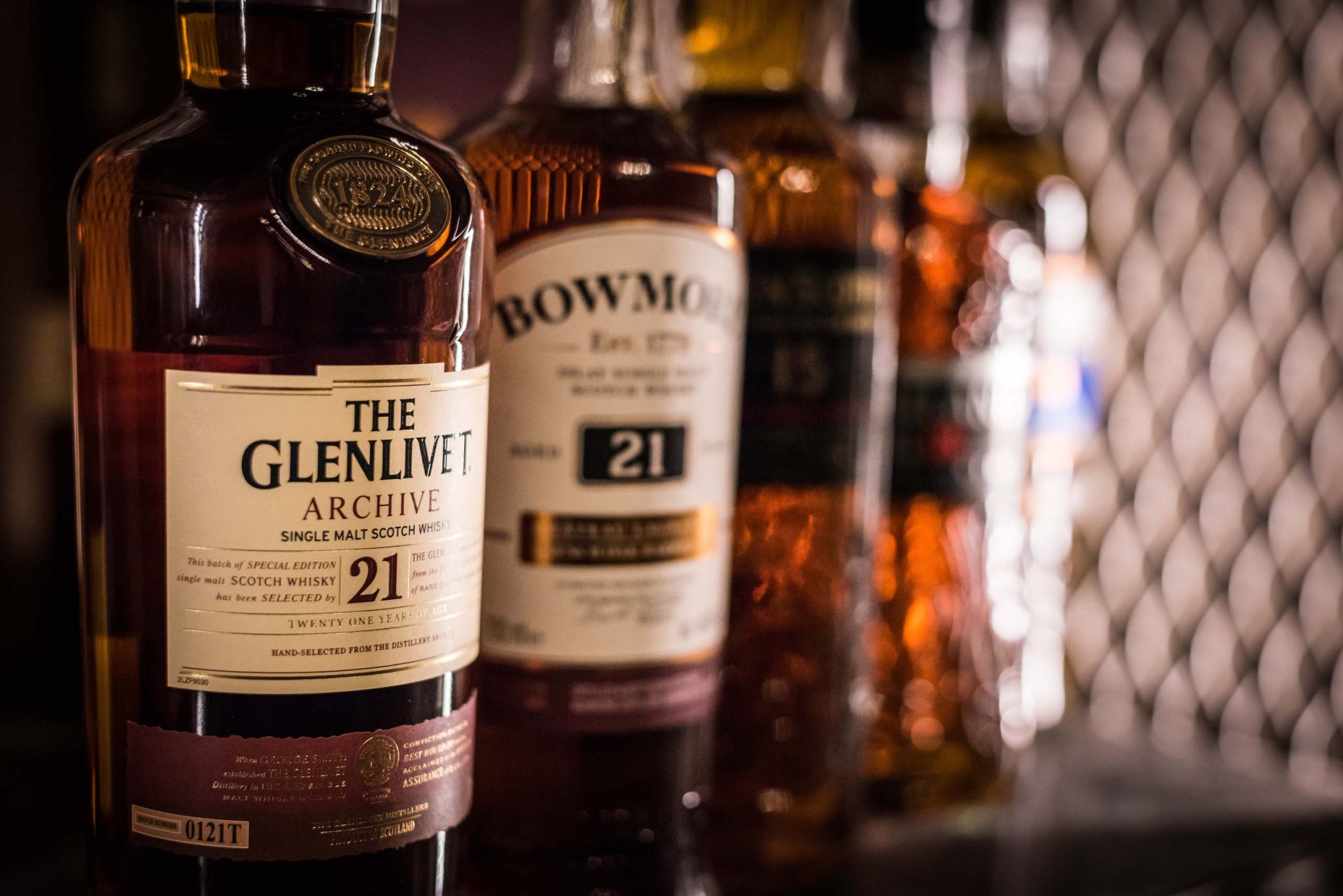 Single Malt vs Blended Whiskey: Which to Choose? A Connoisseur's Guide ...